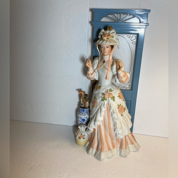 Avon | Accents | Mrs Albee Figurine | Poshmark